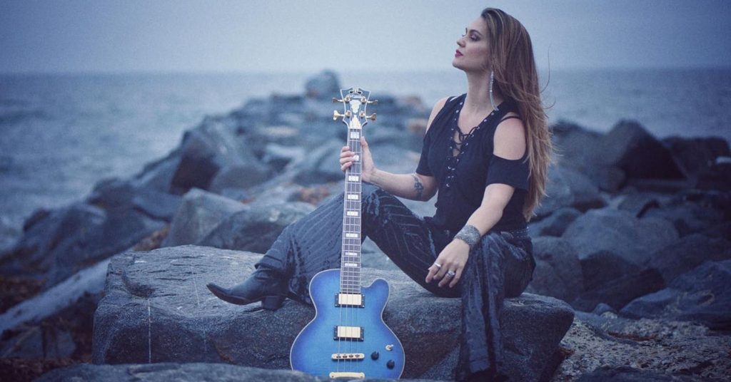 Vixen anuncia a brasileira Julia Lage como nova baixista