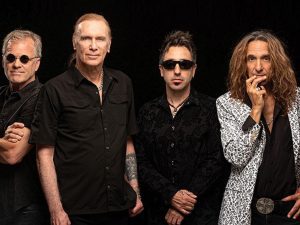 Joni Mitchell sofre para andar mesmo anos após aneurisma