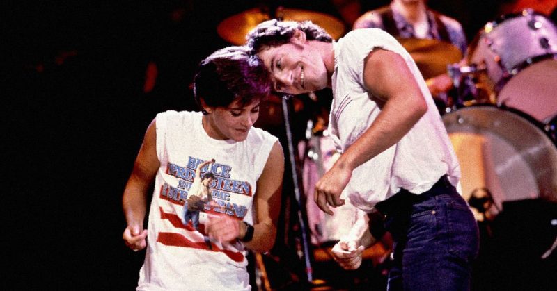 Bruce Springsteen também tem vergonha de clipe com Courteney Cox