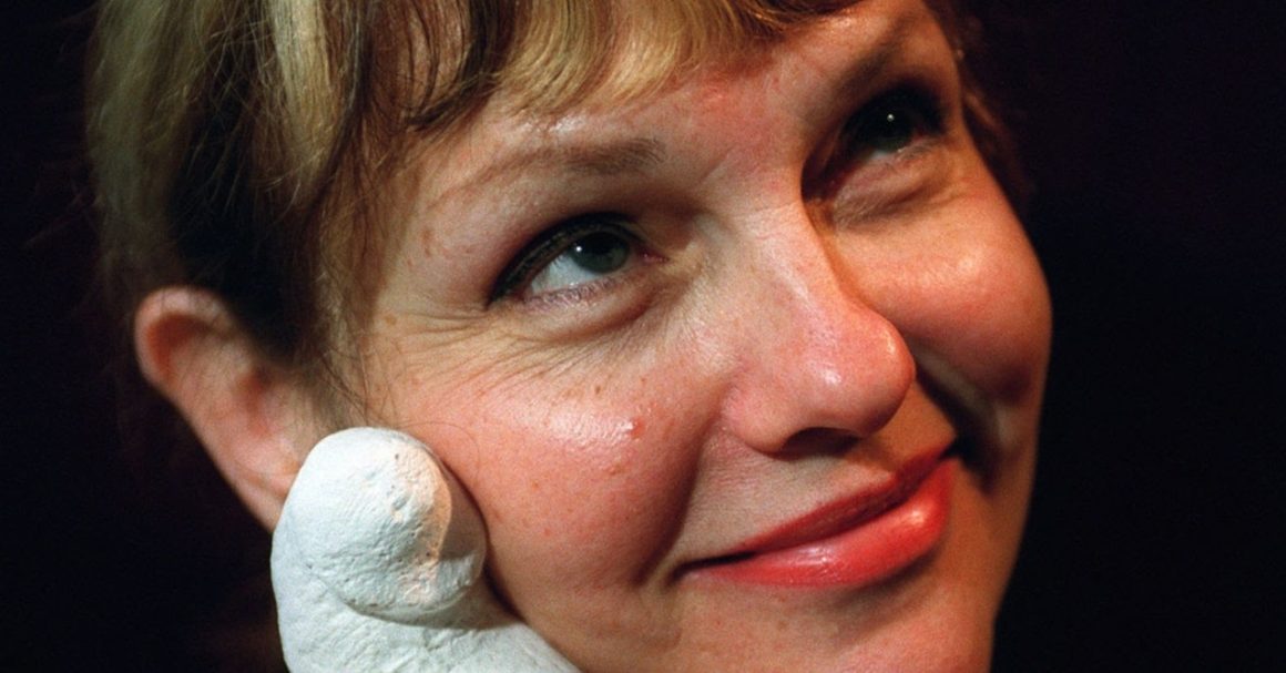 Cynthia Plaster Caster, famosa groupie, morre aos 74 anos