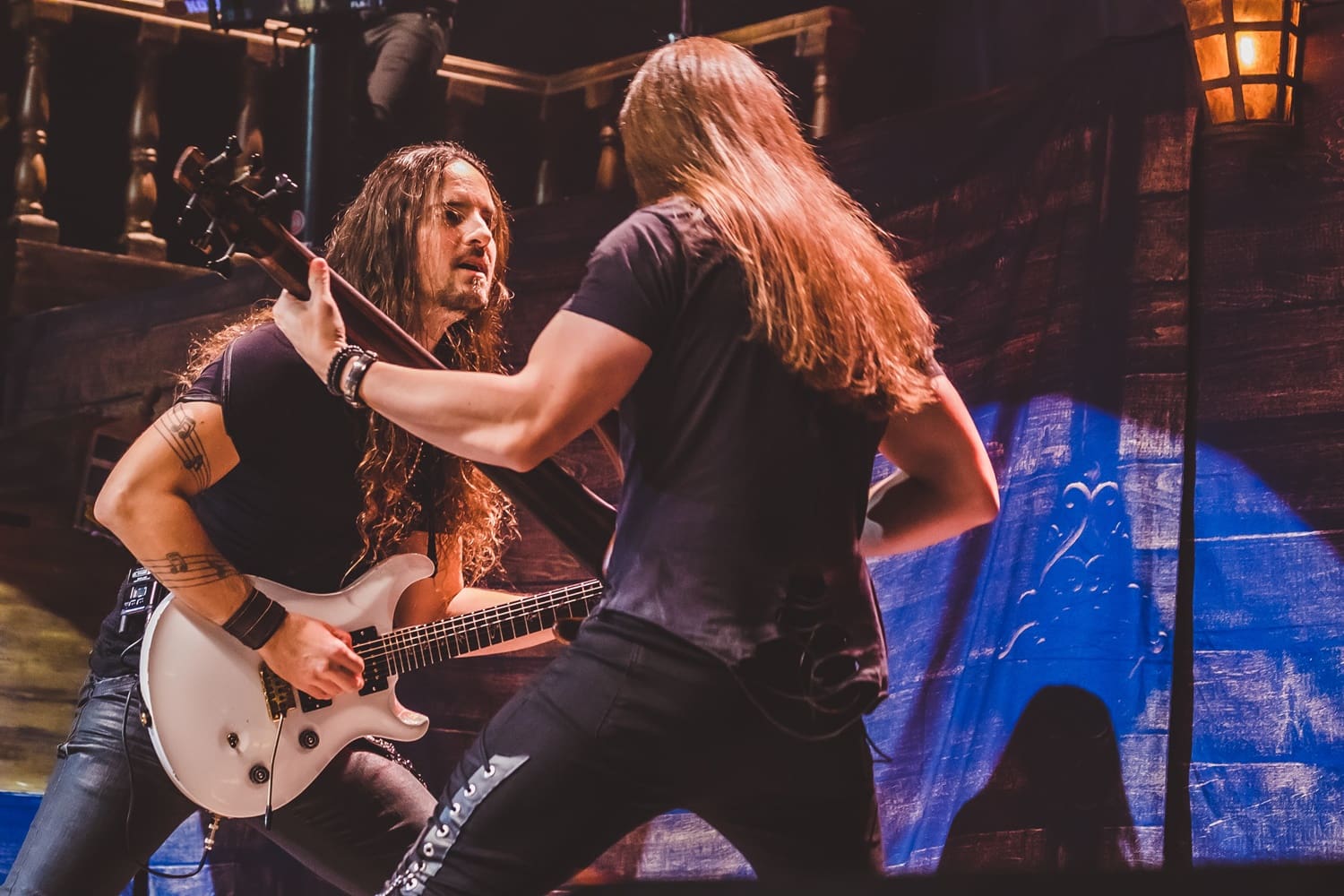 Edu Falaschi celebra “Rebirth” e “Vera Cruz” com show visual em SP