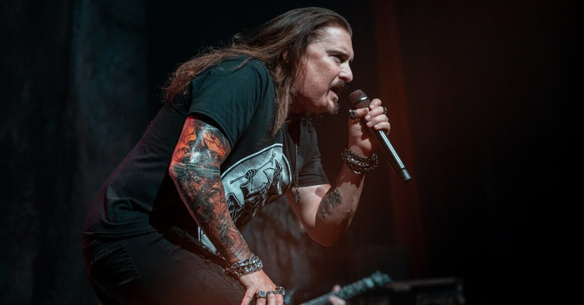 James LaBrie não gosta de cantar músicas do “Images and Words”, do ...