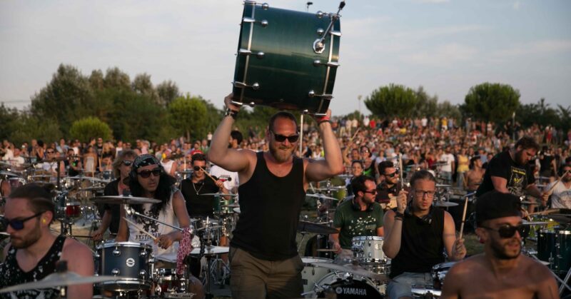 Rockin’1000, banda de mil músicos, abre inscrições para show em SP