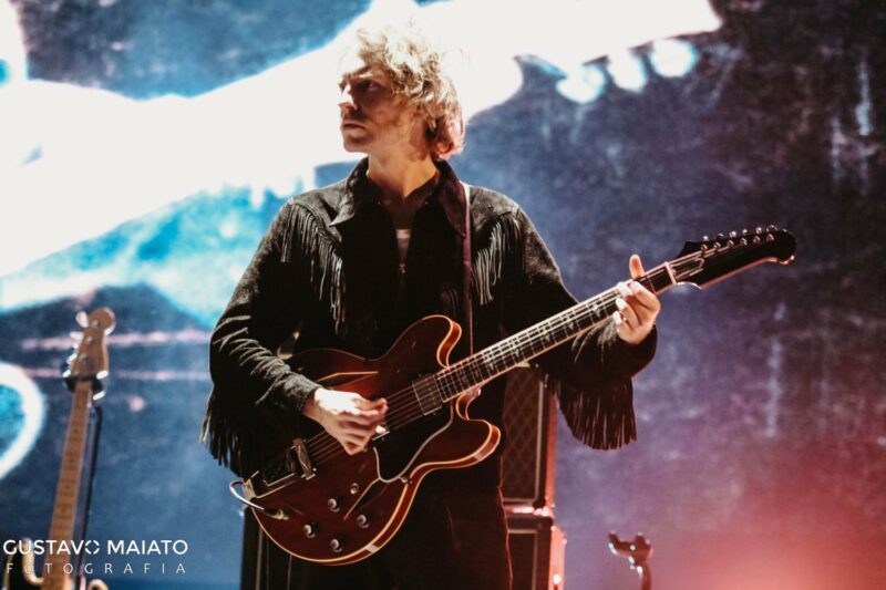 Liam Gallagher homenageia Zico em show solo mecânico no Rio