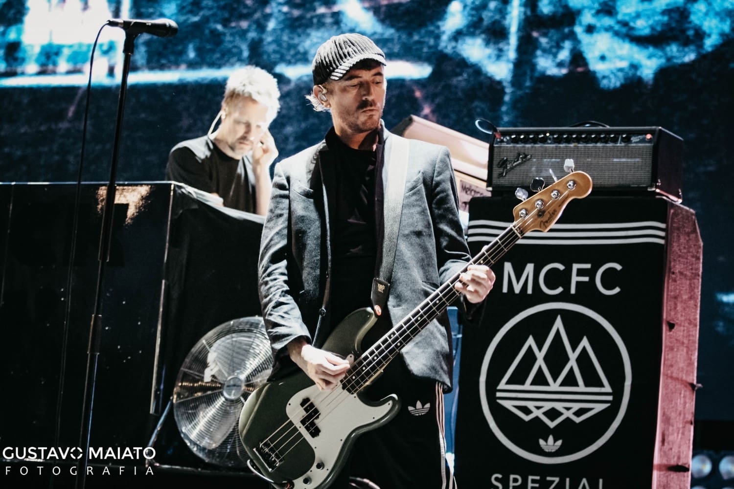 Liam Gallagher homenageia Zico em show solo mecânico no Rio