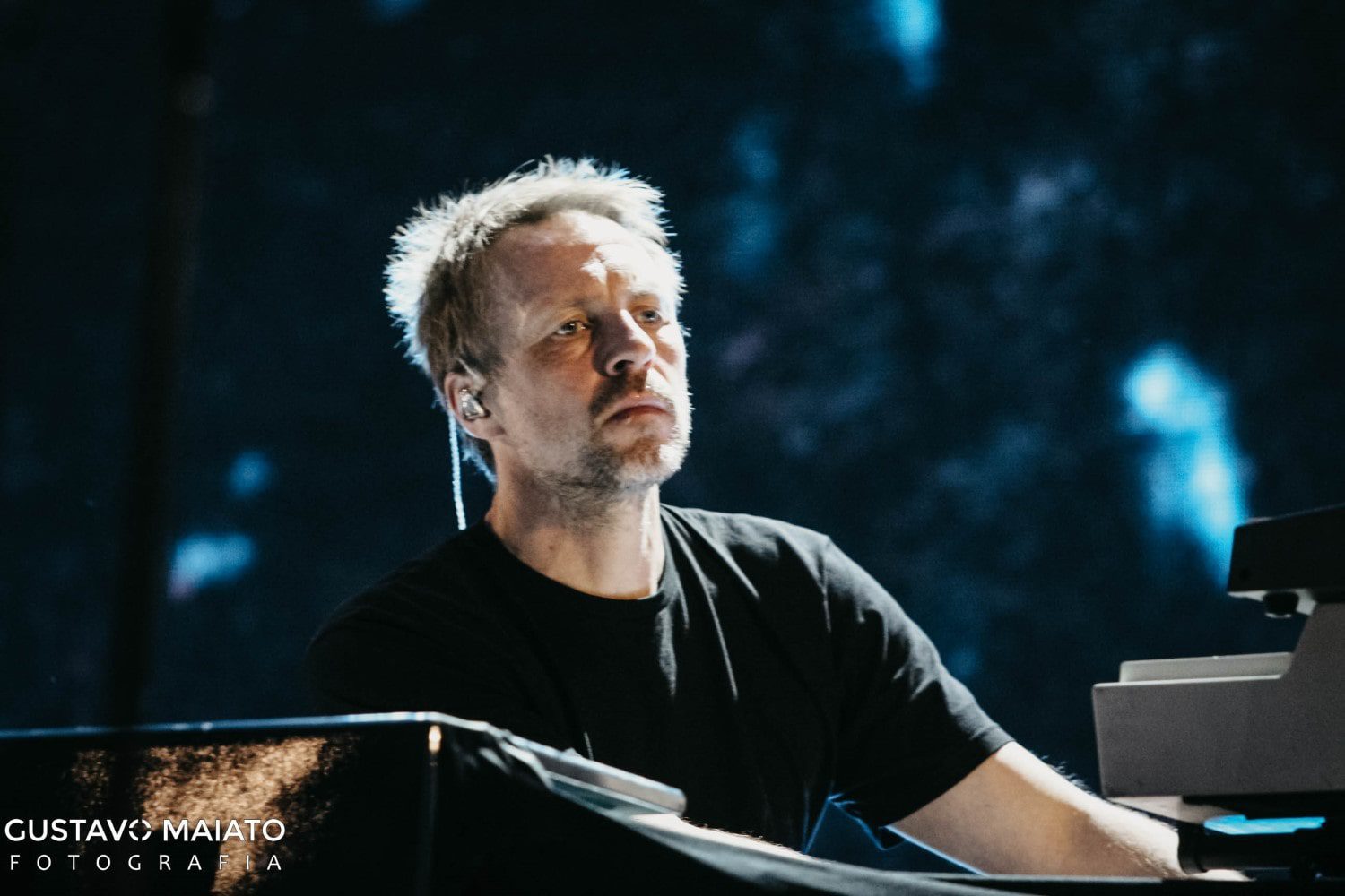 Liam Gallagher homenageia Zico em show solo mecânico no Rio