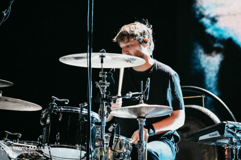 Liam Gallagher homenageia Zico em show solo mecânico no Rio