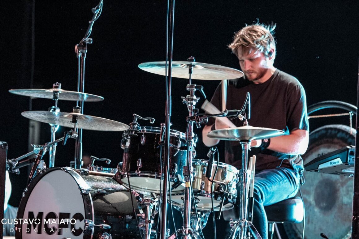 Liam Gallagher homenageia Zico em show solo mecânico no Rio