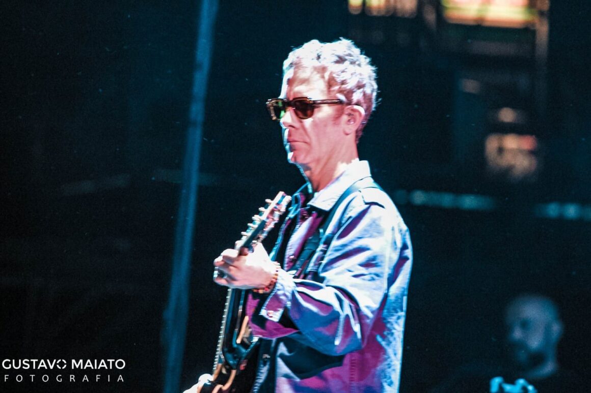 Liam Gallagher homenageia Zico em show solo mecânico no Rio