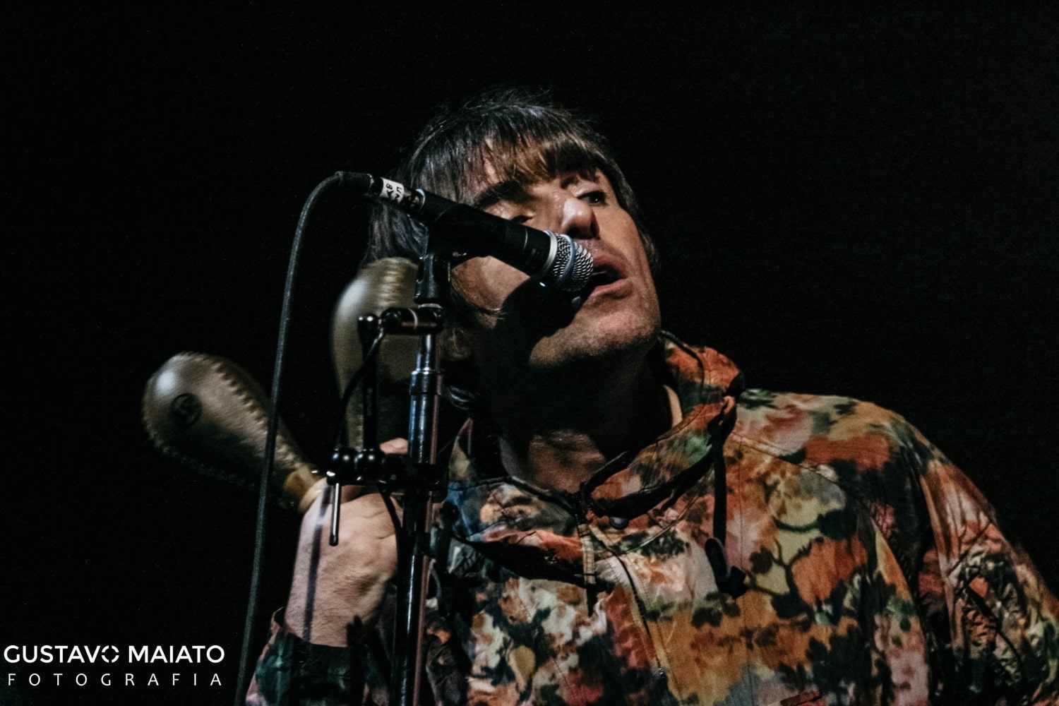 Liam Gallagher homenageia Zico em show solo mecânico no Rio