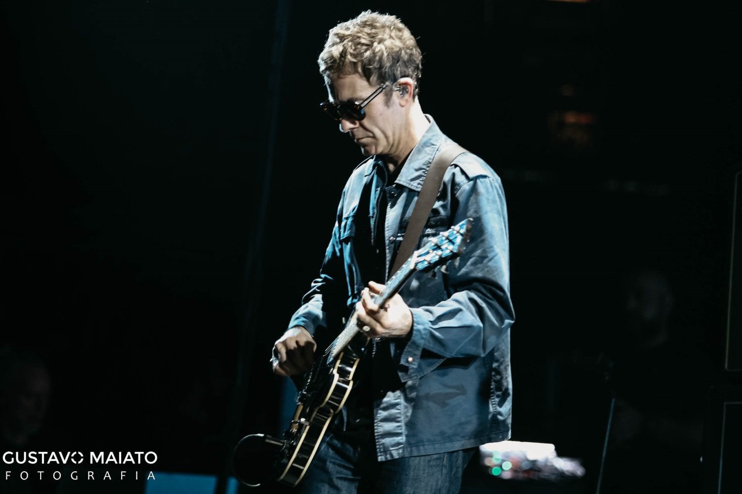 Liam Gallagher homenageia Zico em show solo mecânico no Rio