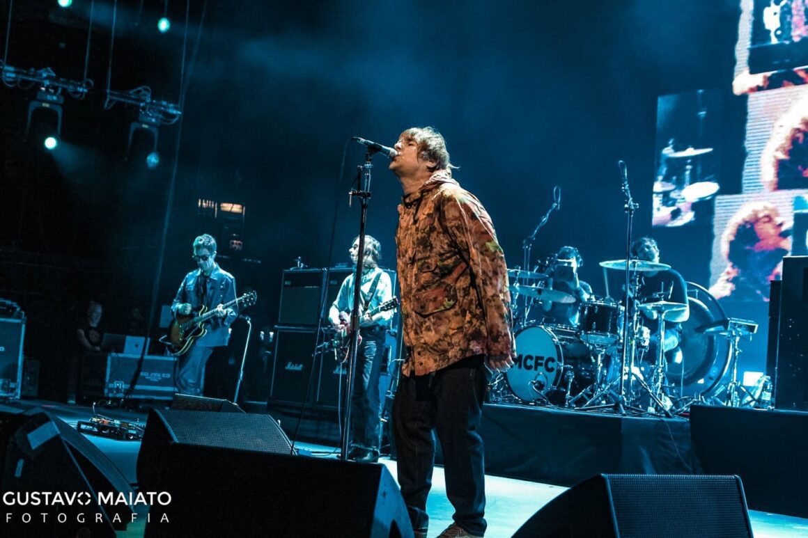 Liam Gallagher homenageia Zico em show solo mecânico no Rio