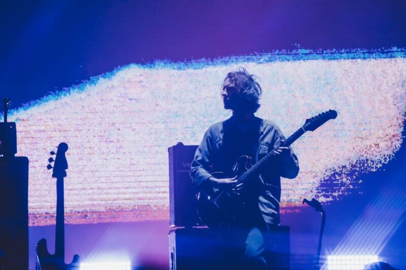 Liam Gallagher abraça classic rock com show certeiro em SP