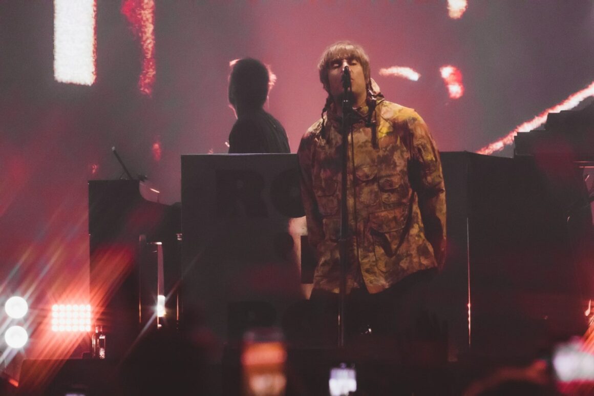 Liam Gallagher abraça classic rock com show certeiro em SP