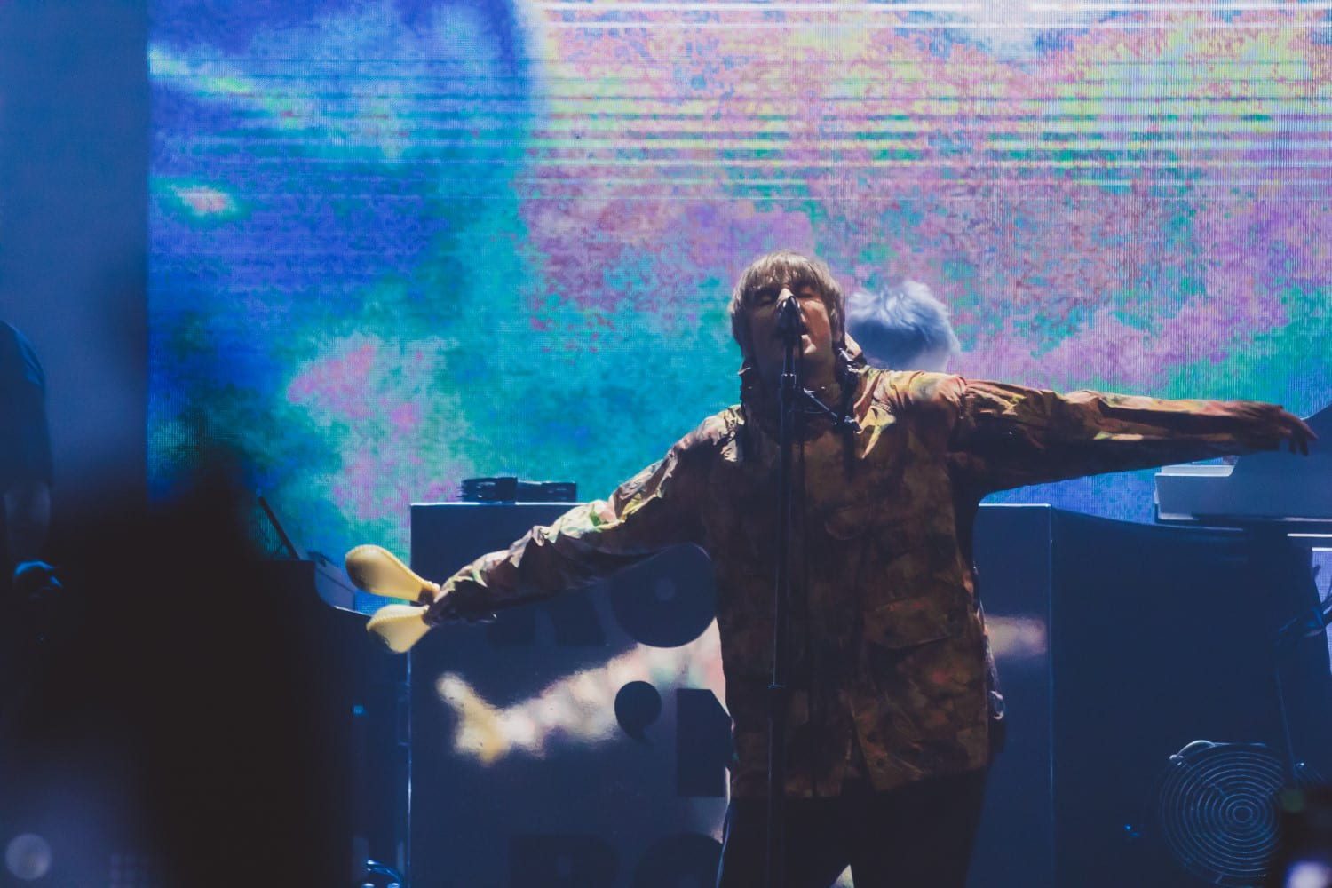 Liam Gallagher abraça classic rock com show certeiro em SP