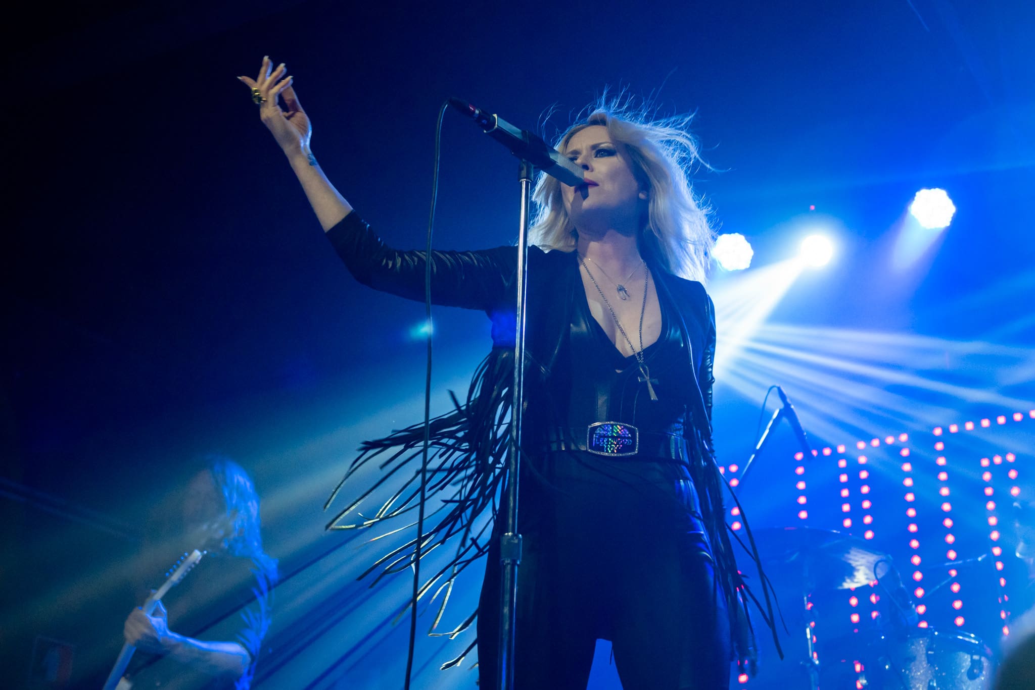 Lucifer faz show curto e certeiro em São Paulo