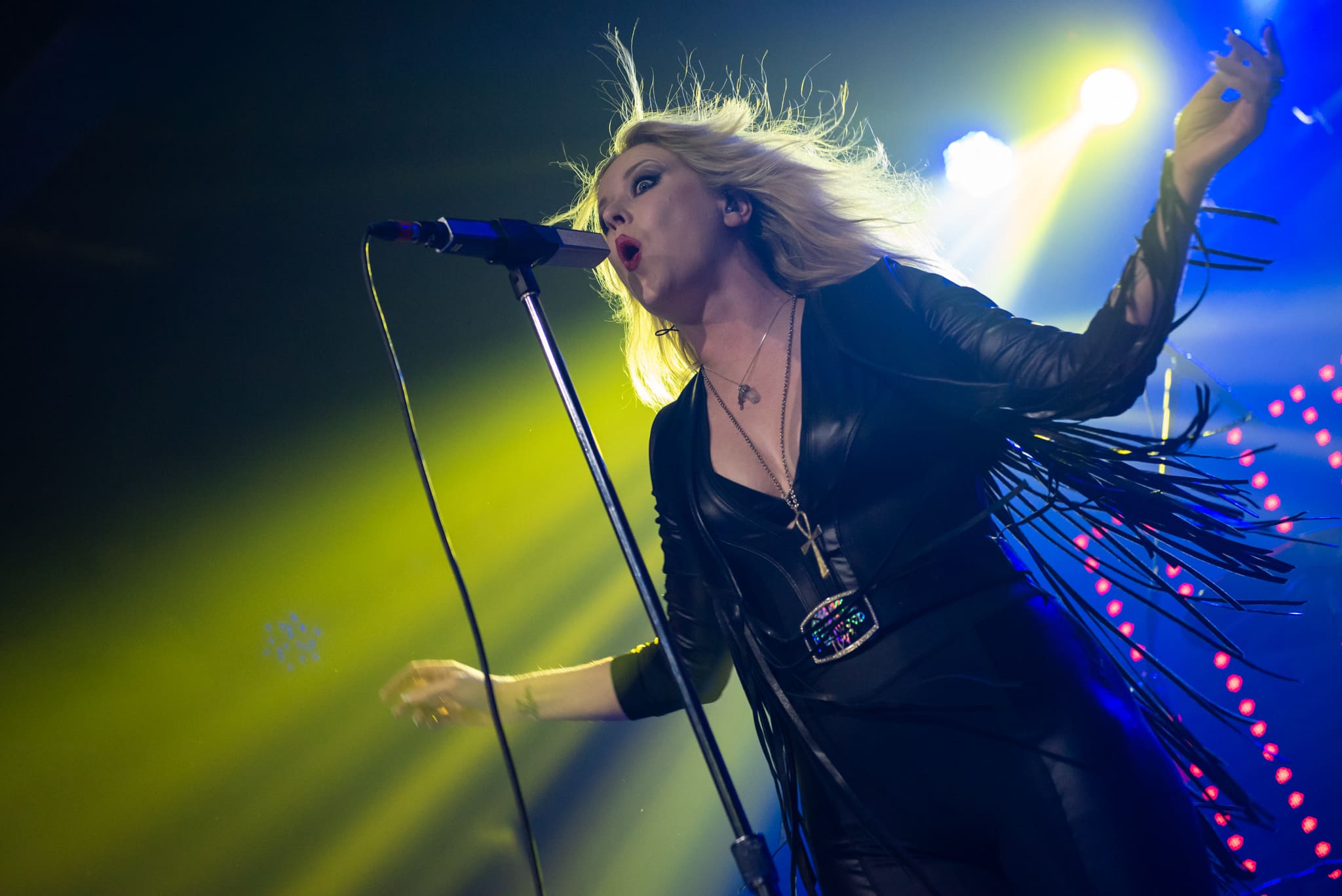 Lucifer faz show curto e certeiro em São Paulo