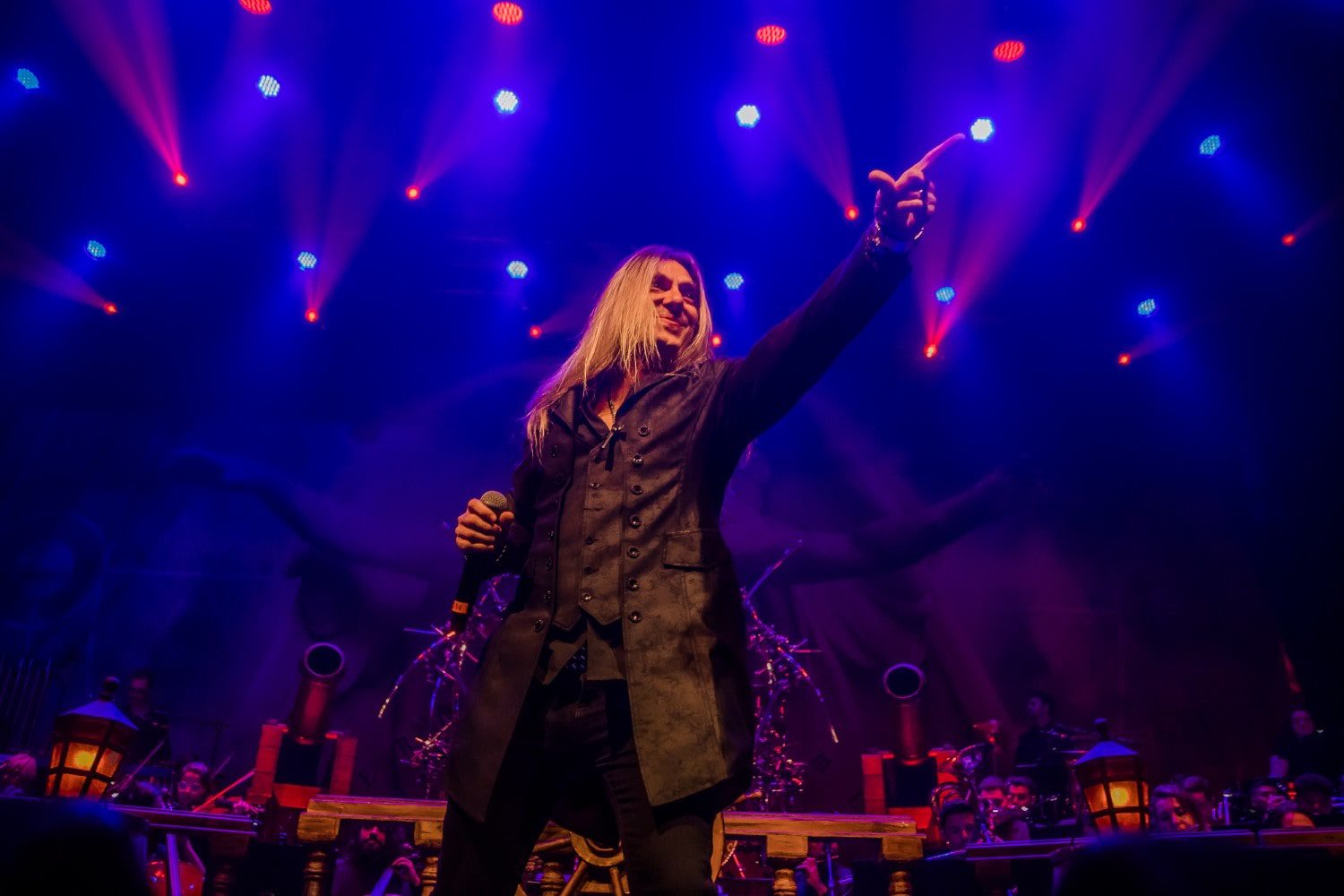 Edu Falaschi faz show incrível em SP com sinergia entre público ...