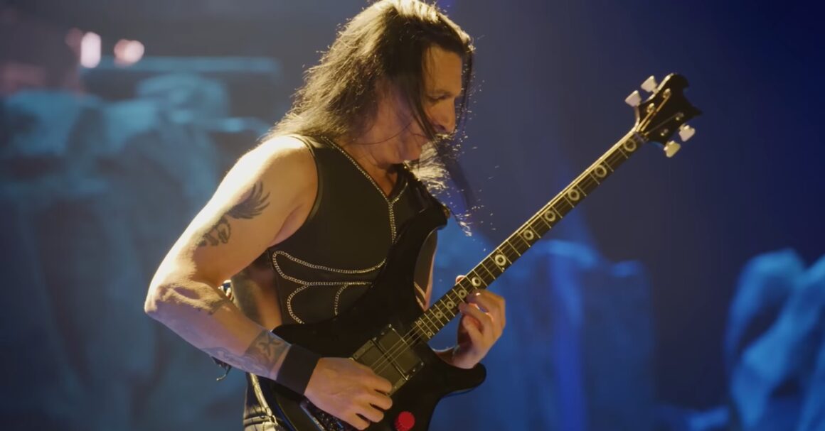 Joey DeMaio toca guitarra no baixo? Michael Angelo Batio comenta polêmica