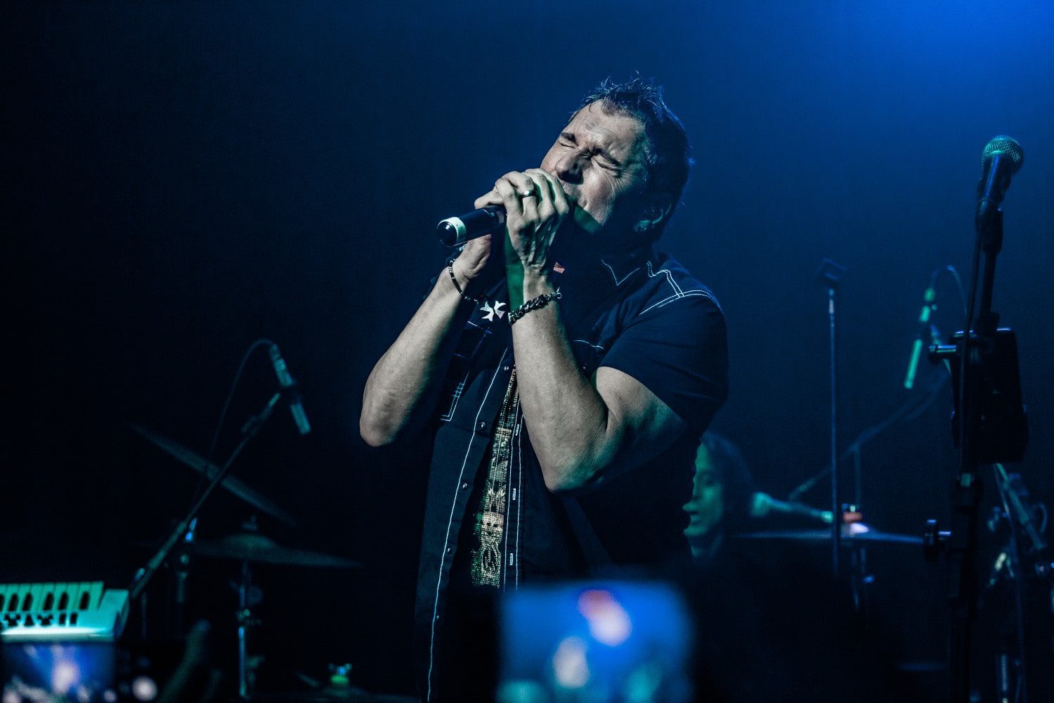 Johnny Gioeli desfila carisma e classe vocal durante show em SP