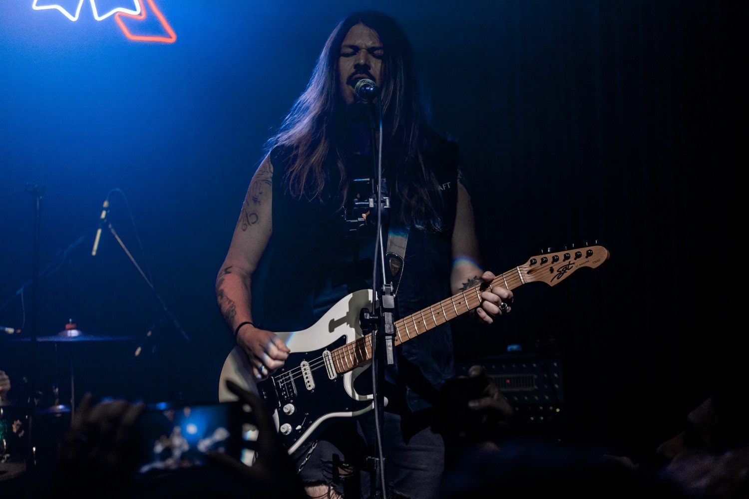 Johnny Gioeli desfila carisma e classe vocal durante show em SP