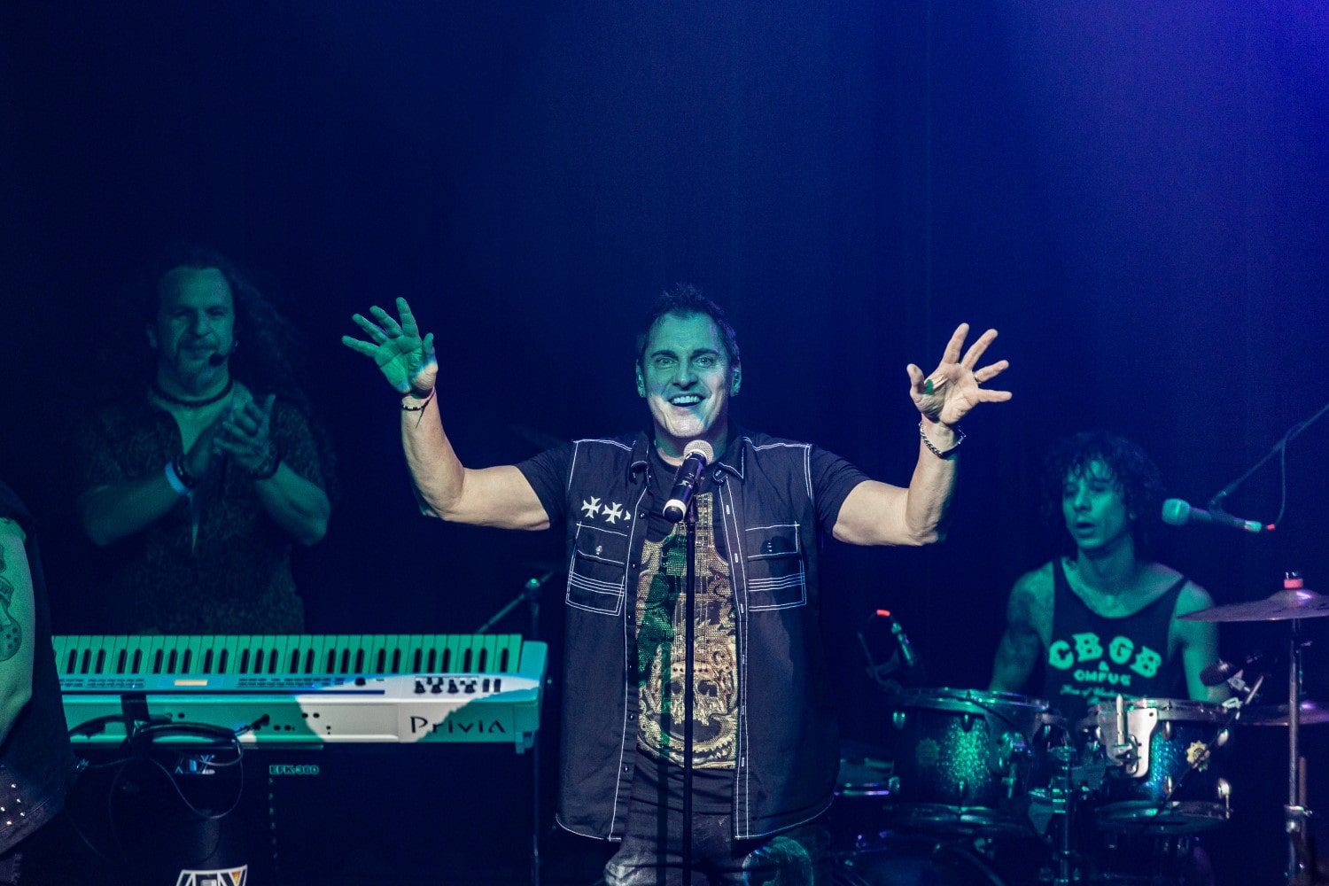Johnny Gioeli desfila carisma e classe vocal durante show em SP