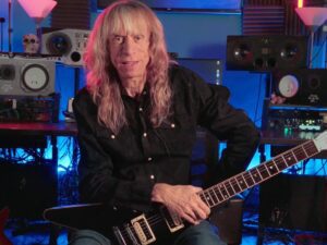 Blaze Bayley vai a show do Iron Maiden em Manchester e tira fotos com fãs