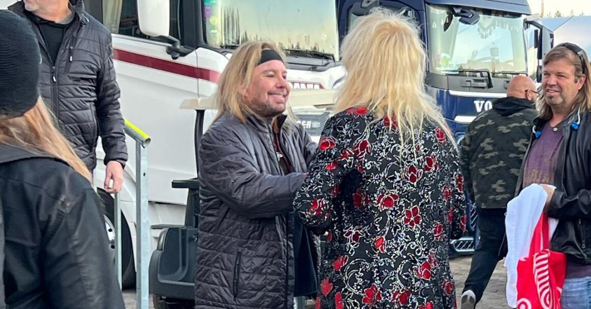 Michael Monroe se encontra com Mötley Crüe, com quem parece ter feito ...