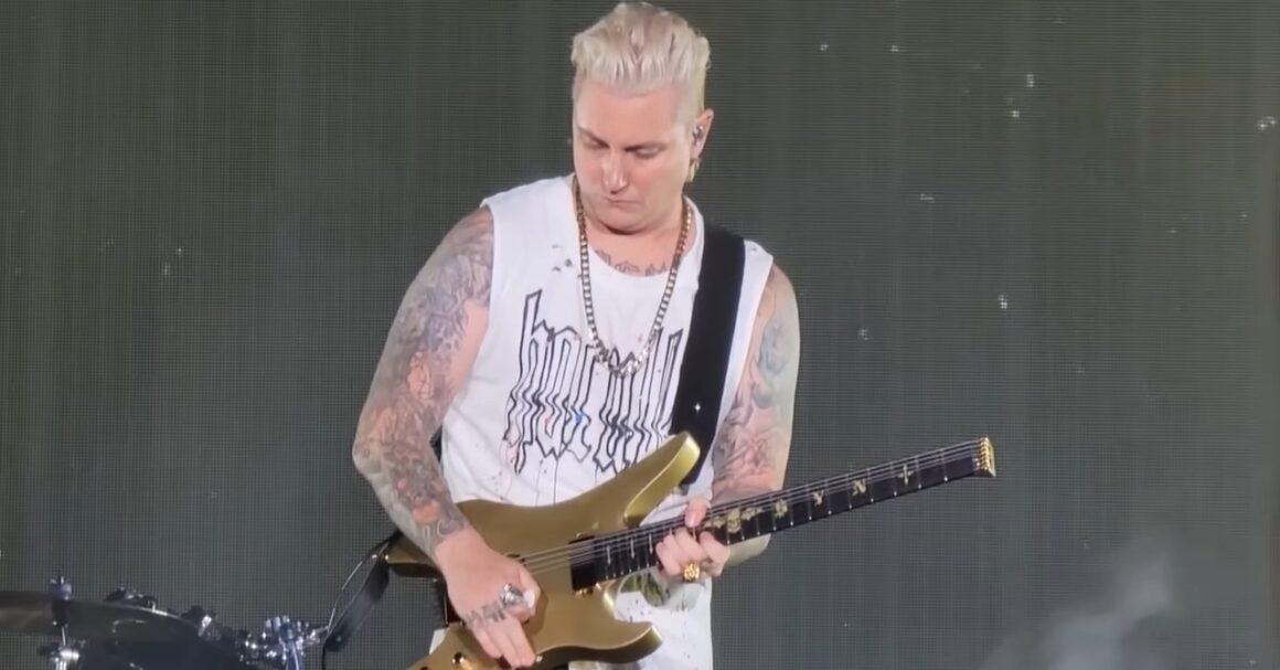 Synyster Gates machuca a perna durante show do Avenged Sevenfold