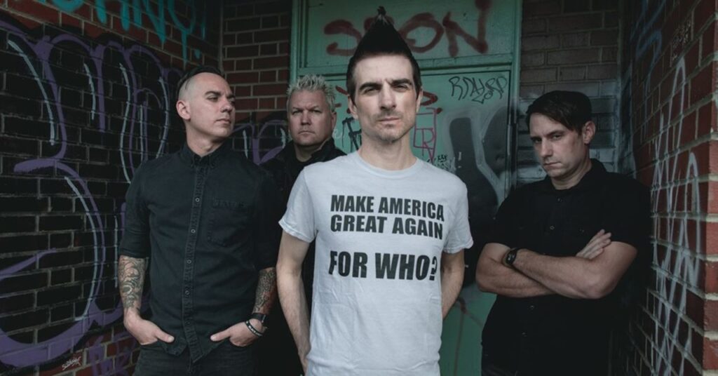 Vocalista do Anti-Flag é acusado de crimes sexuais por mais 12 mulheres