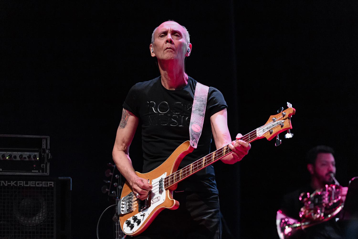 Beto Lee e banda mergulham em legado de Rita com homenagem imersiva