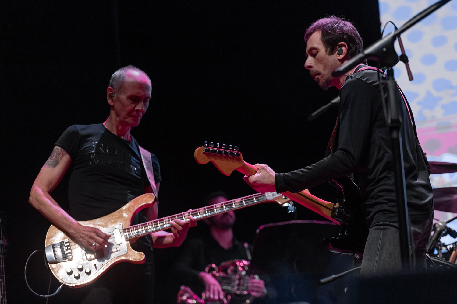 Beto Lee e banda mergulham em legado de Rita com homenagem imersiva