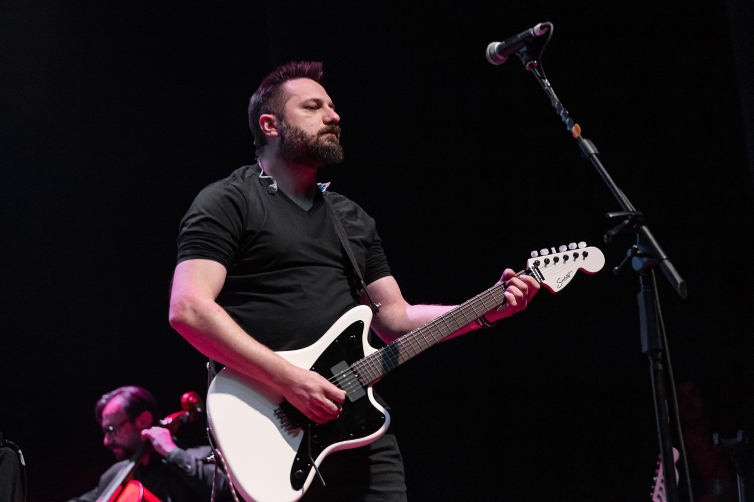 Beto Lee e banda mergulham em legado de Rita com homenagem imersiva