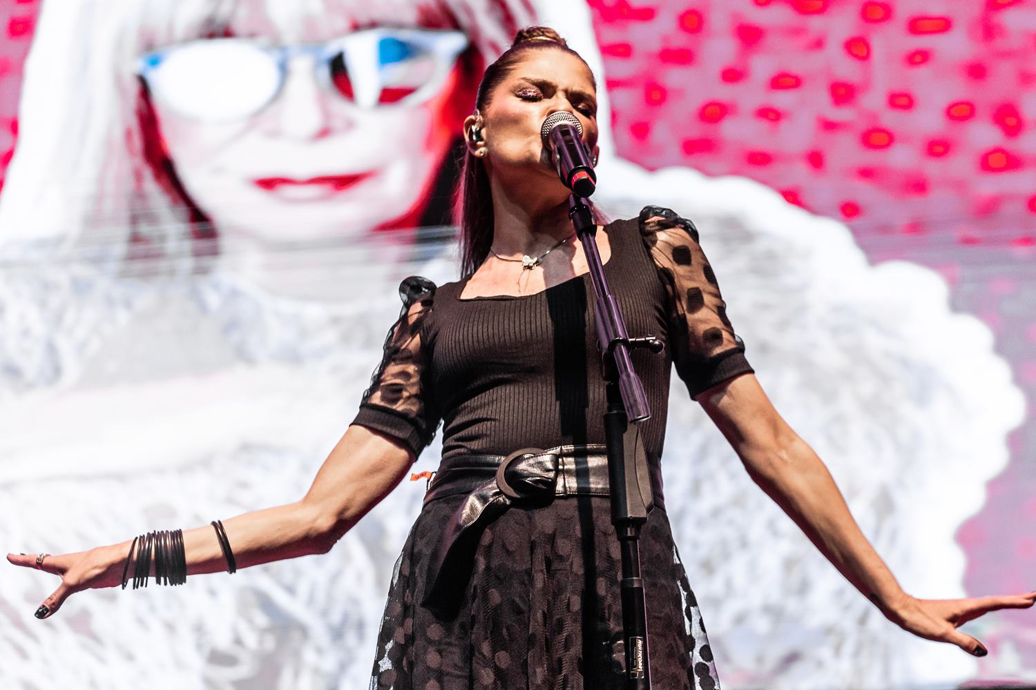 Beto Lee e banda mergulham em legado de Rita com homenagem imersiva