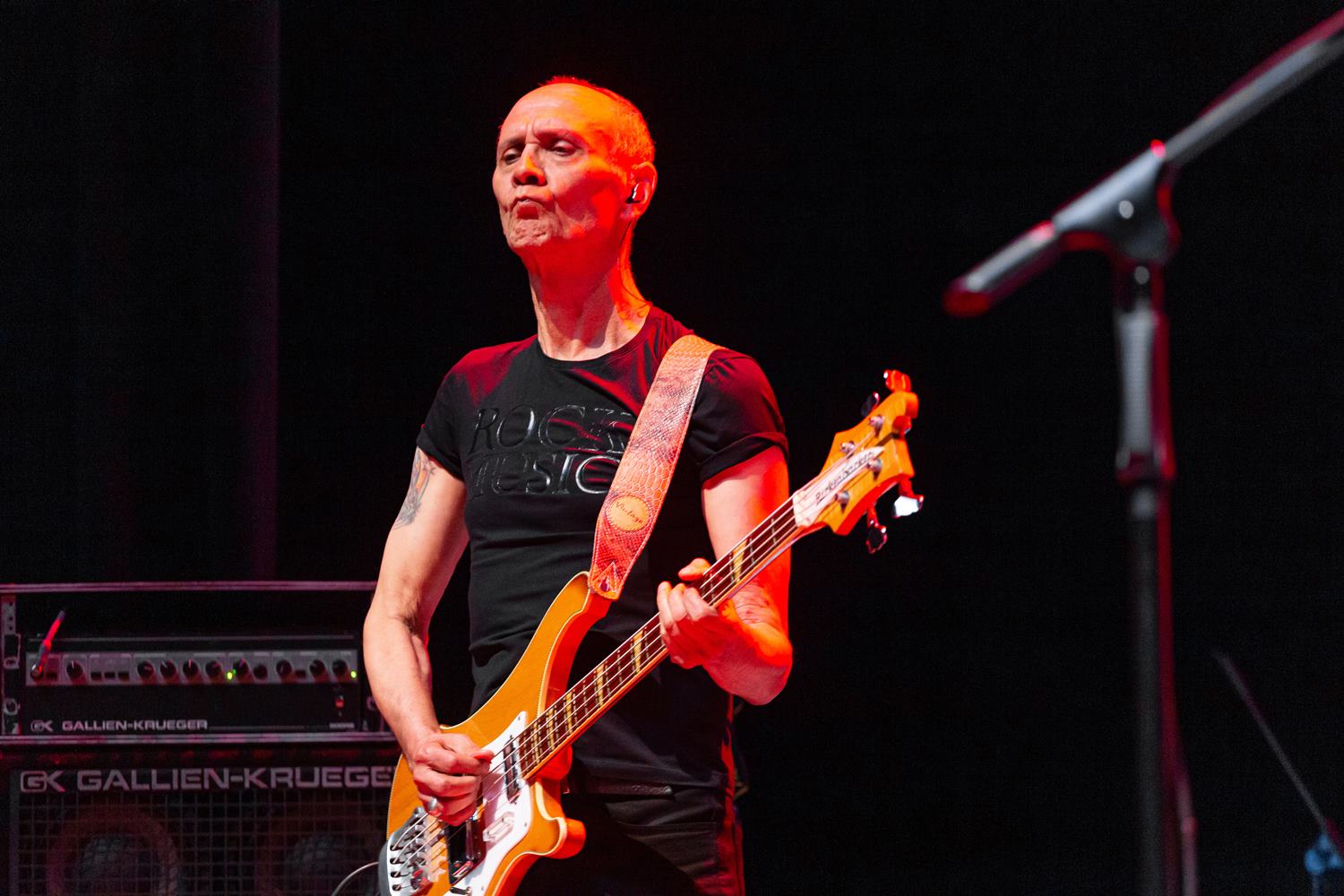 Beto Lee e banda mergulham em legado de Rita com homenagem imersiva