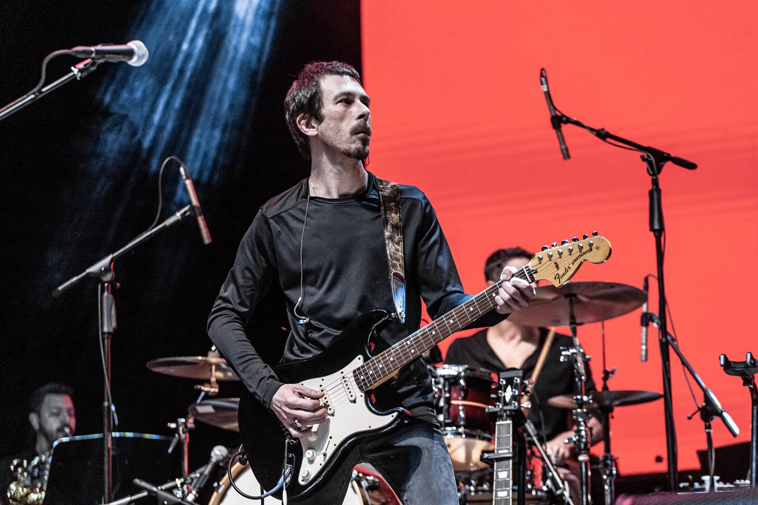 Beto Lee e banda mergulham em legado de Rita com homenagem imersiva