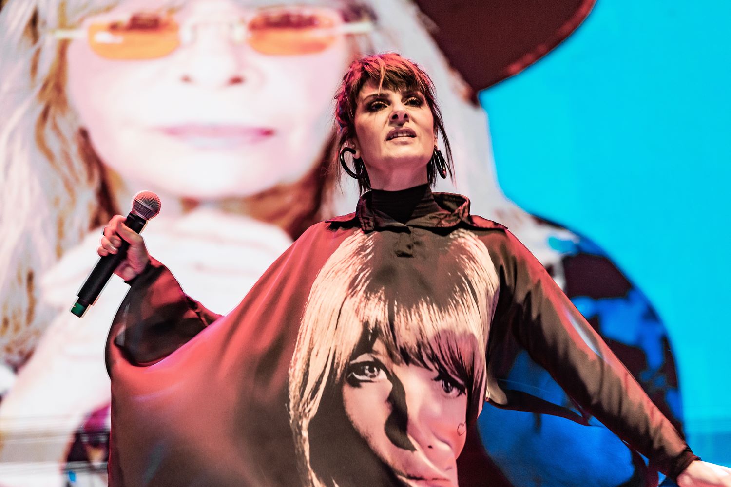 Beto Lee e banda mergulham em legado de Rita com homenagem imersiva