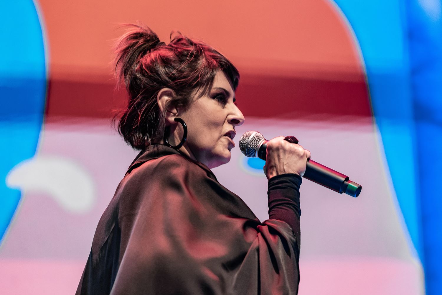 Beto Lee e banda mergulham em legado de Rita com homenagem imersiva