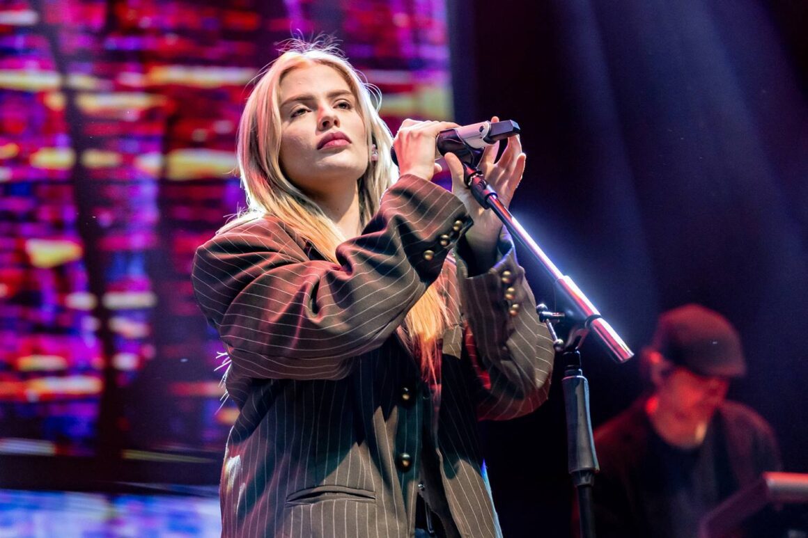 Beto Lee e banda mergulham em legado de Rita com homenagem imersiva