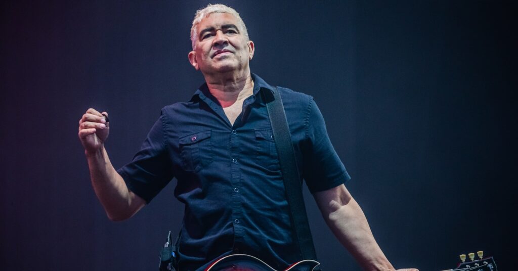 Pat Smear ficará fora de shows do Foo Fighters após quebrar o pé