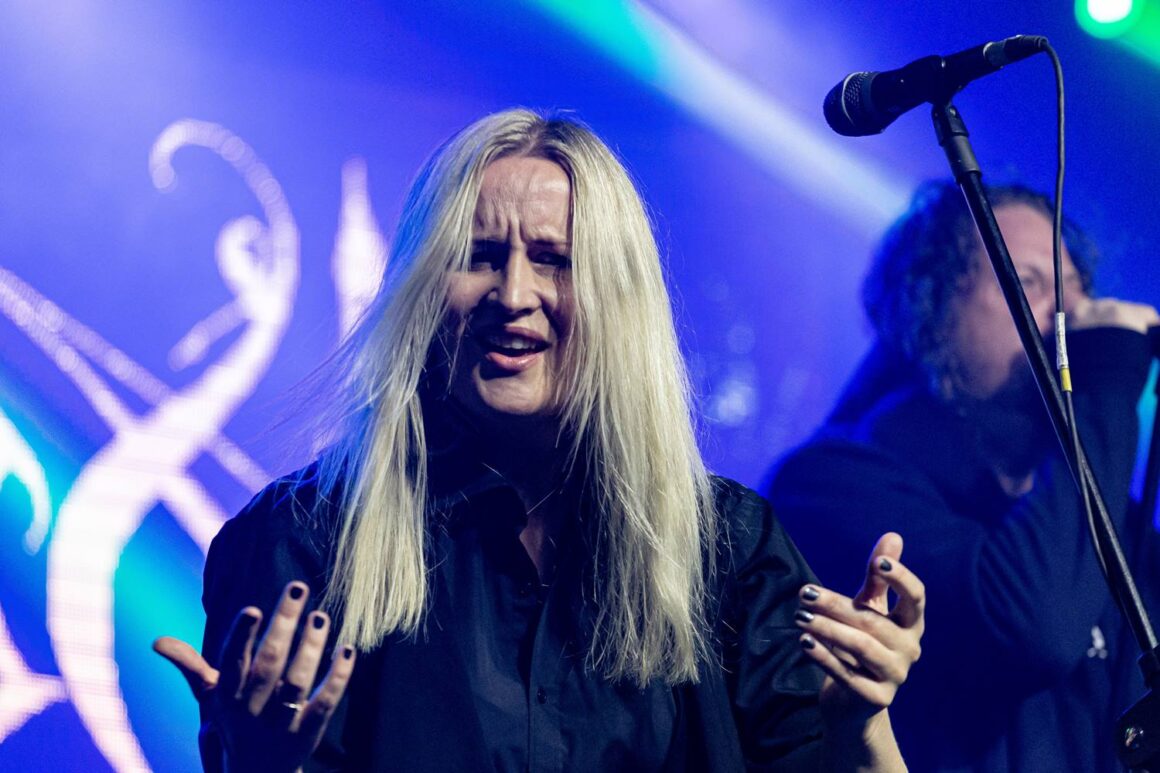 Draconian emociona fãs em SP ao desenterrar clássicos em show longo e ...