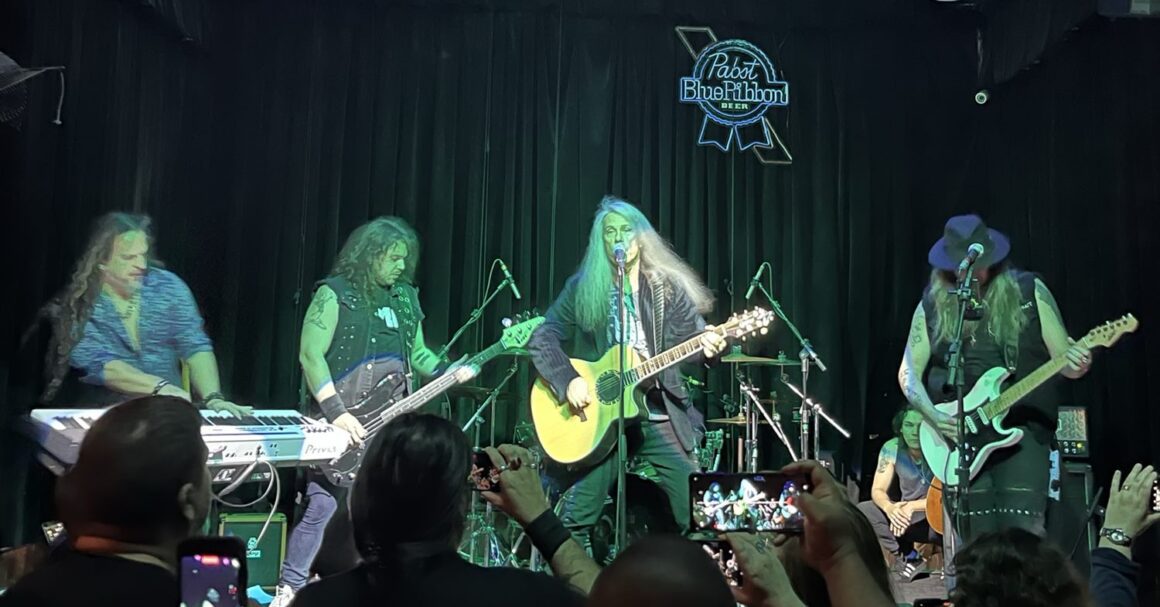 Danny Vaughn promove celebração ao Tyketto durante show extra em SP