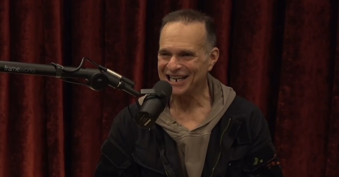 David Lee Roth posta vídeo ao som de Metallica e ninguém entende nada