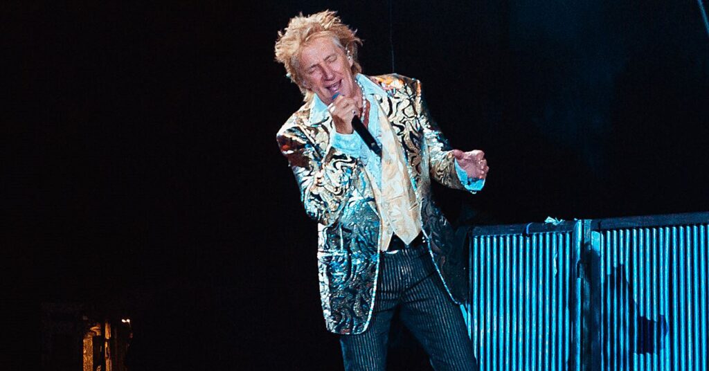 Rod Stewart quase desmaia em show e precisa recorrer a cilindro de oxigênio
