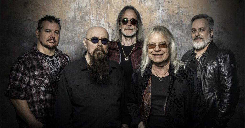 Magnum honra sua história no bom álbum “Here Comes the Rain”