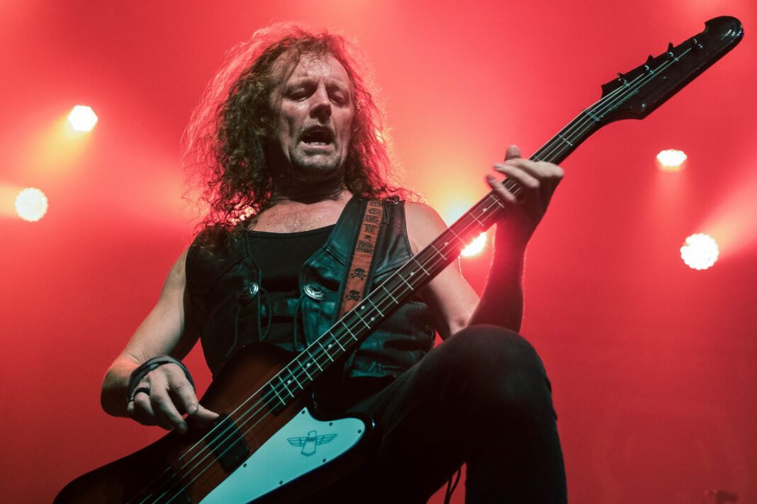 Saxon leva magia do heavy metal para o palco do Tokio Marine Hall