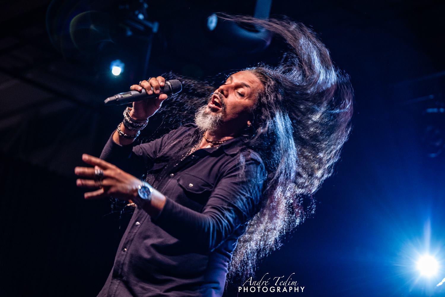 Em time de peso e com convidados, Roland Grapow celebra legado em SP