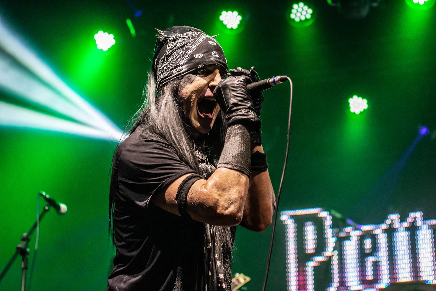 Primeira edição do Glam Fest BR entrega o máximo para público mínimo