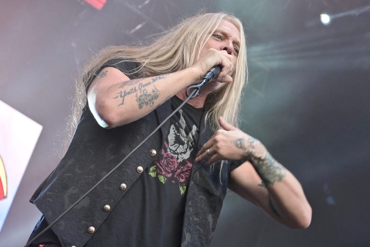 Sebastian Bach oferece nada além de nostalgia no Summer Breeze