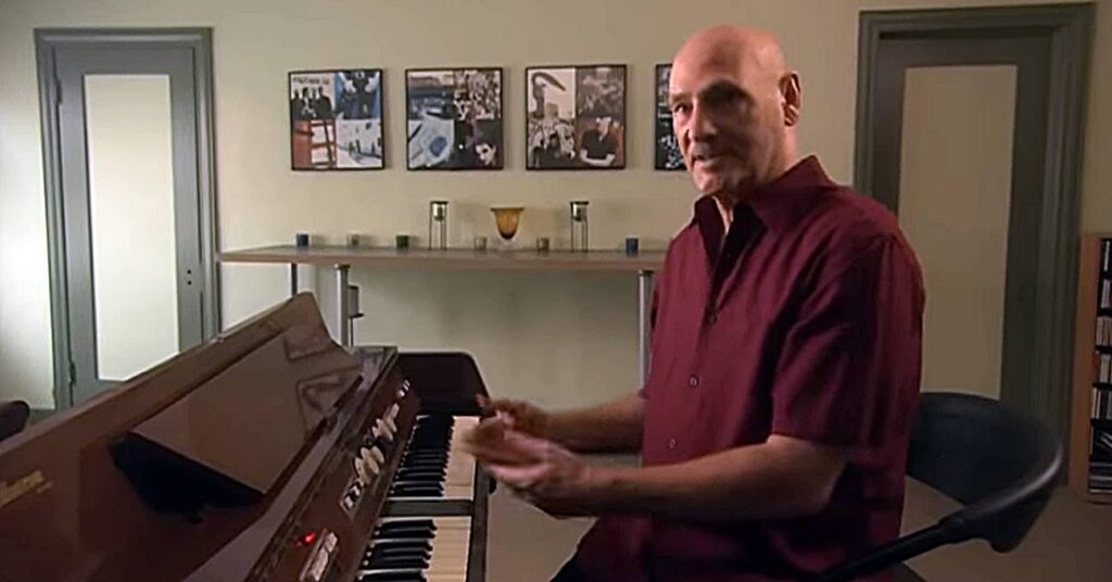 Último membro original do Moody Blues, Mike Pinder morre aos 82 anos